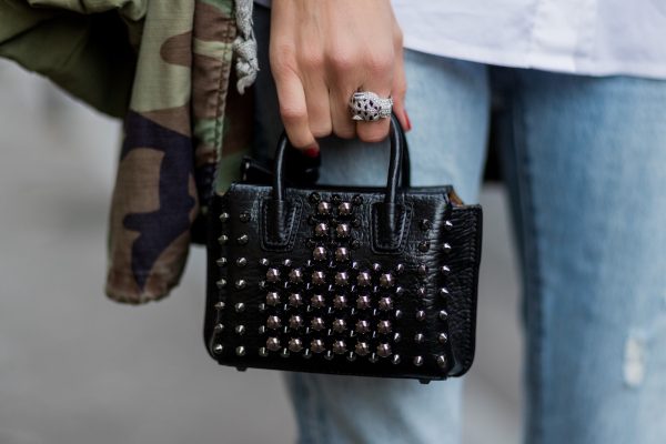 BRA OVER SHIRT TREND - Blog - Alexandra Lapp